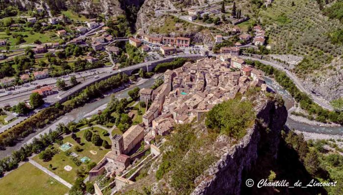 Que voir à Entrevaux, un village médiéval connu pour sa Citadelle perchée
